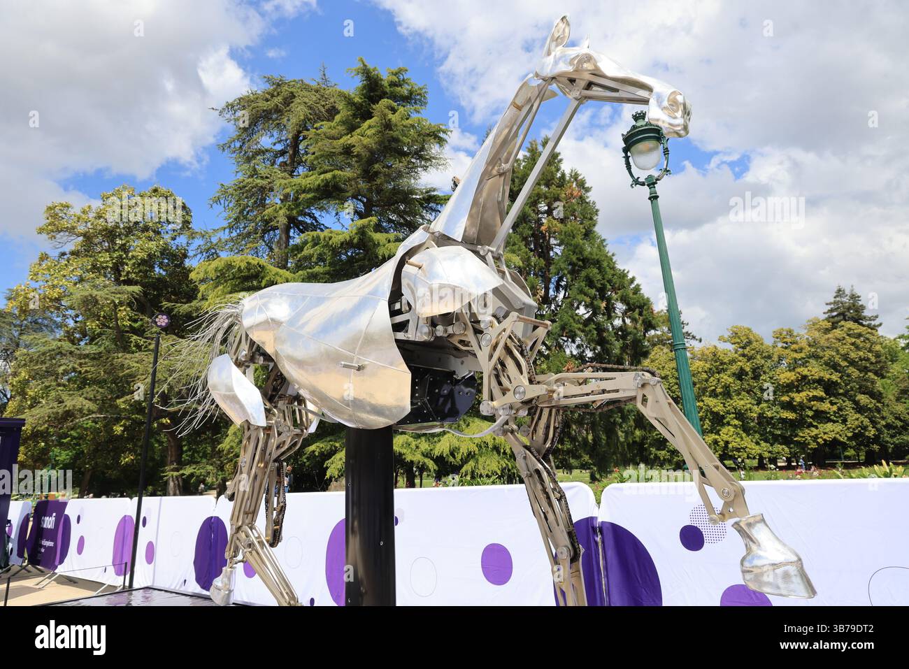 Exhibition in Bordeaux of Zeus, the Metallic Horse that galloped on the Seine River during the ...