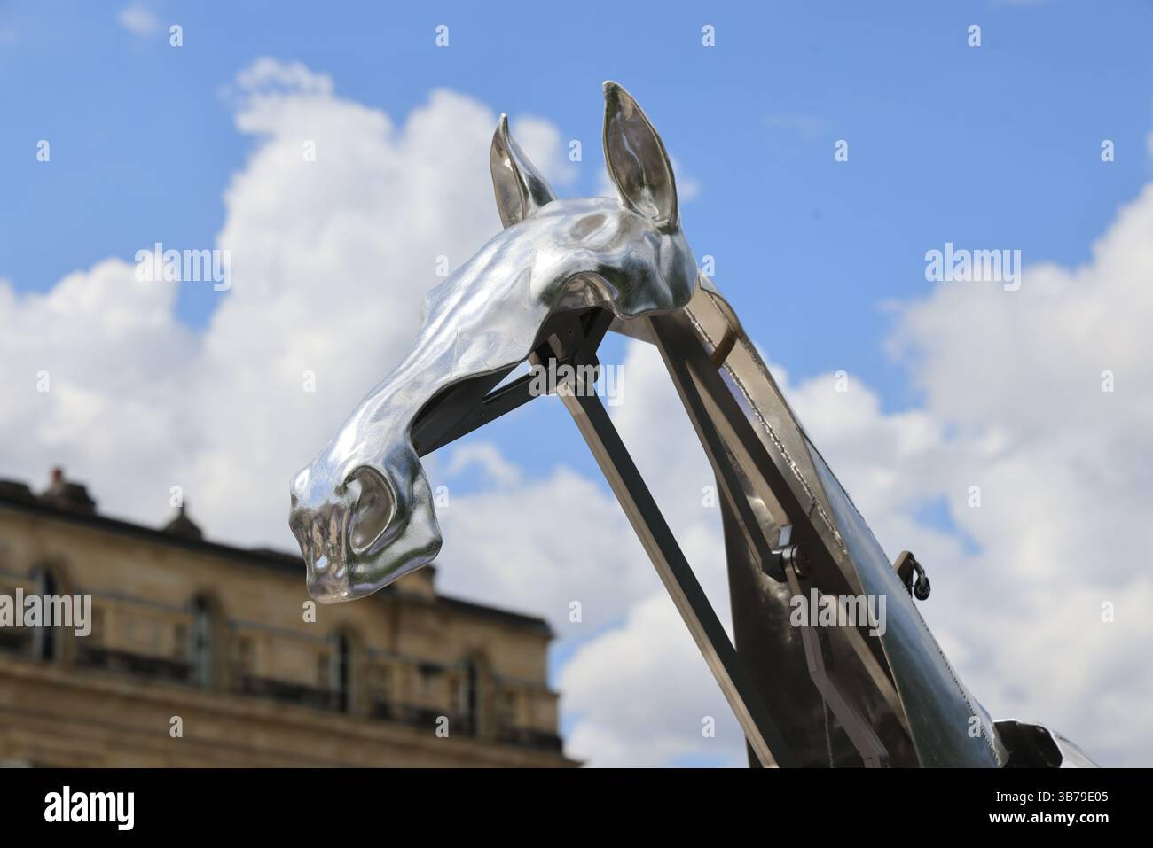 Exhibition in Bordeaux of Zeus, the Metallic Horse that galloped on the Seine River during the ...