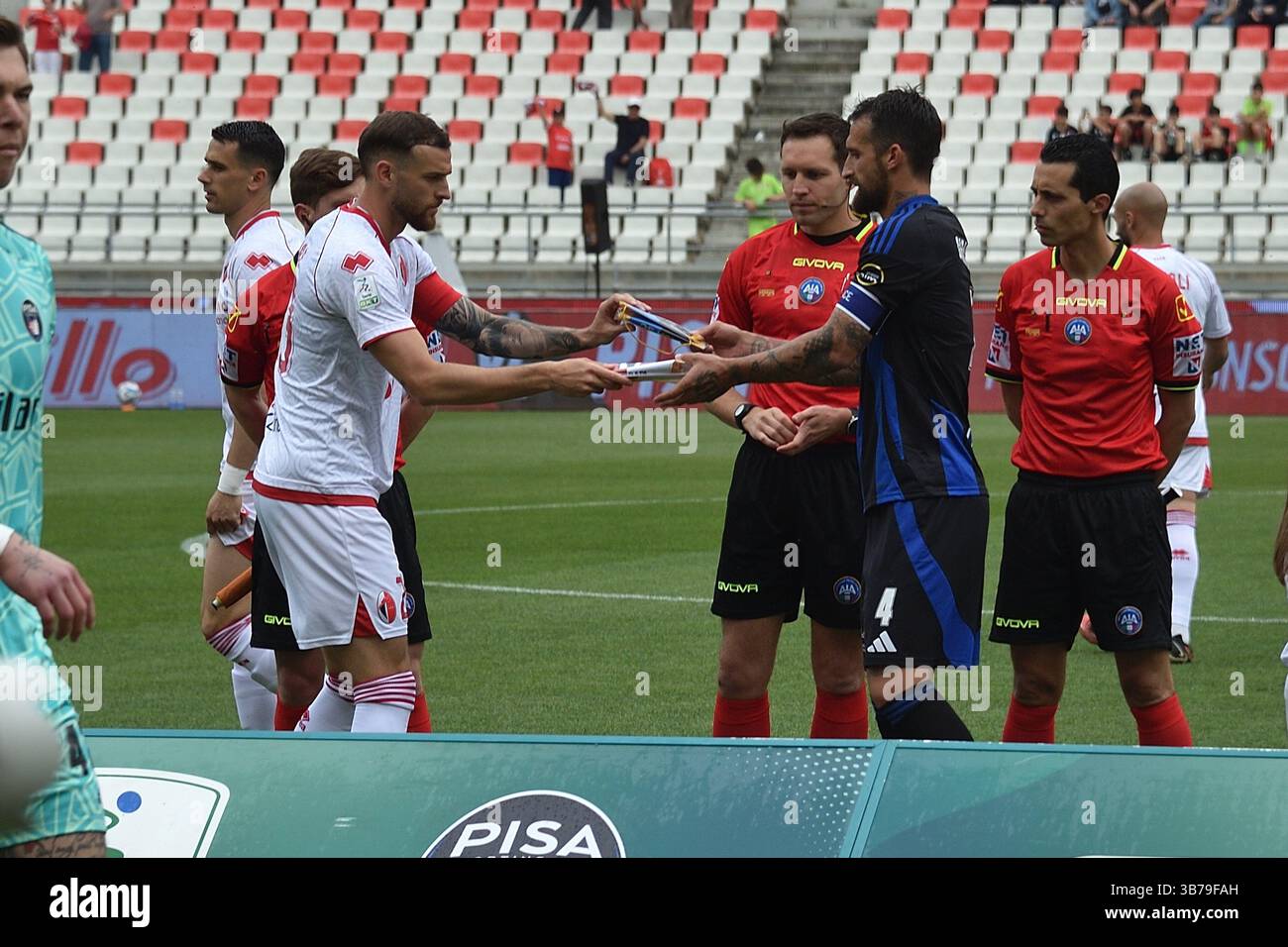 Francesco Vicari (Bari) and Antonio Caracciolo (Pisa) during SSC Bari ...