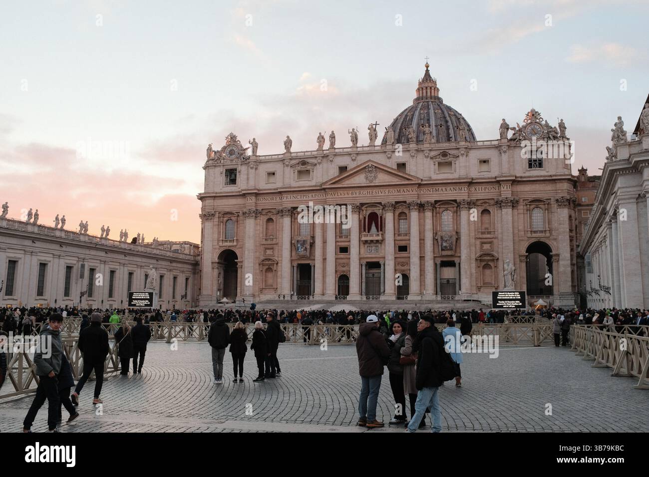 St peters basilica vatican city with tourists at sunset hi-res stock ...