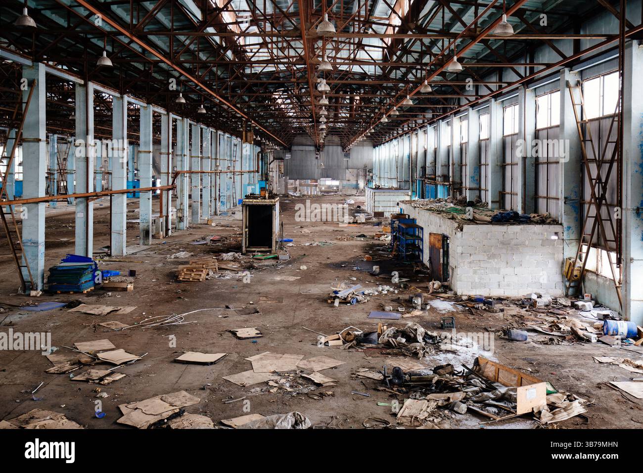 Large empty factory hall building hi-res stock photography and images ...