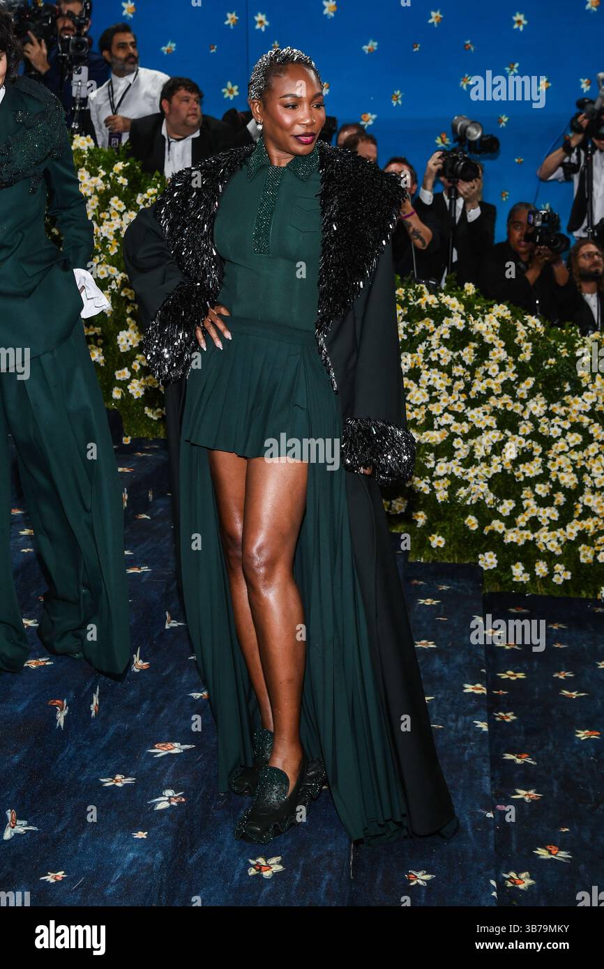 Venus Williams walking on the red carpet at the 2025 Metropolitan ...