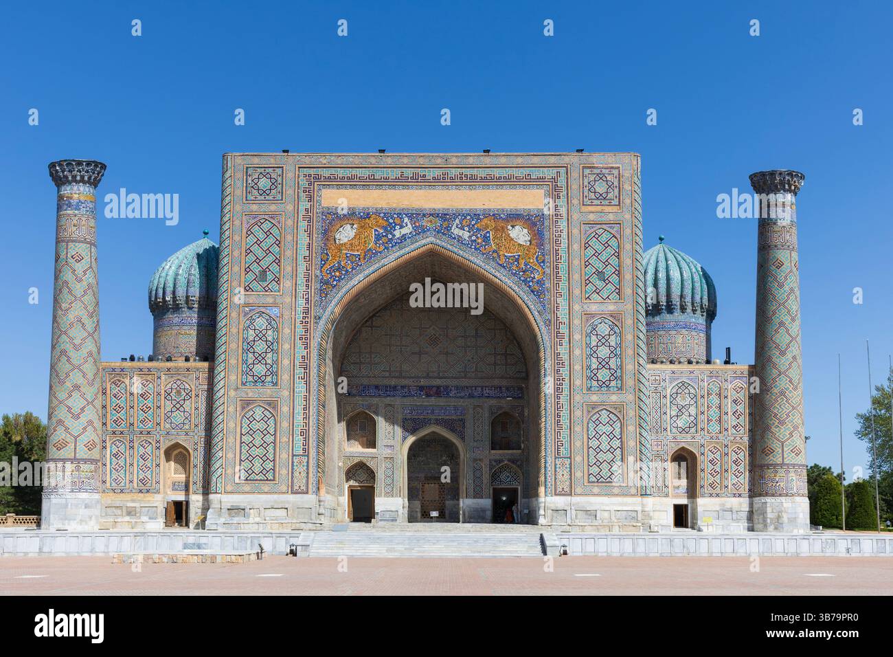 Rising sun on their backs hi-res stock photography and images - Alamy