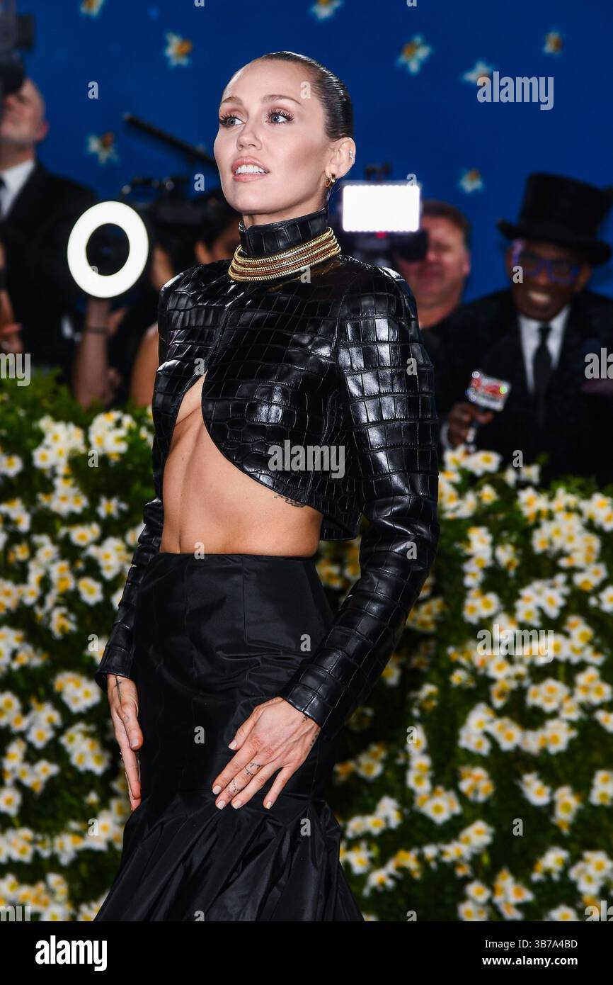 New York, USA. 05th May, 2025. Miley Cyrus walking on the red carpet at ...