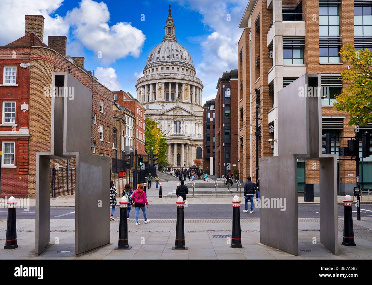 HSBC Gates, St Paul's Cathedral, London, England, UK Stock Photo - Alamy