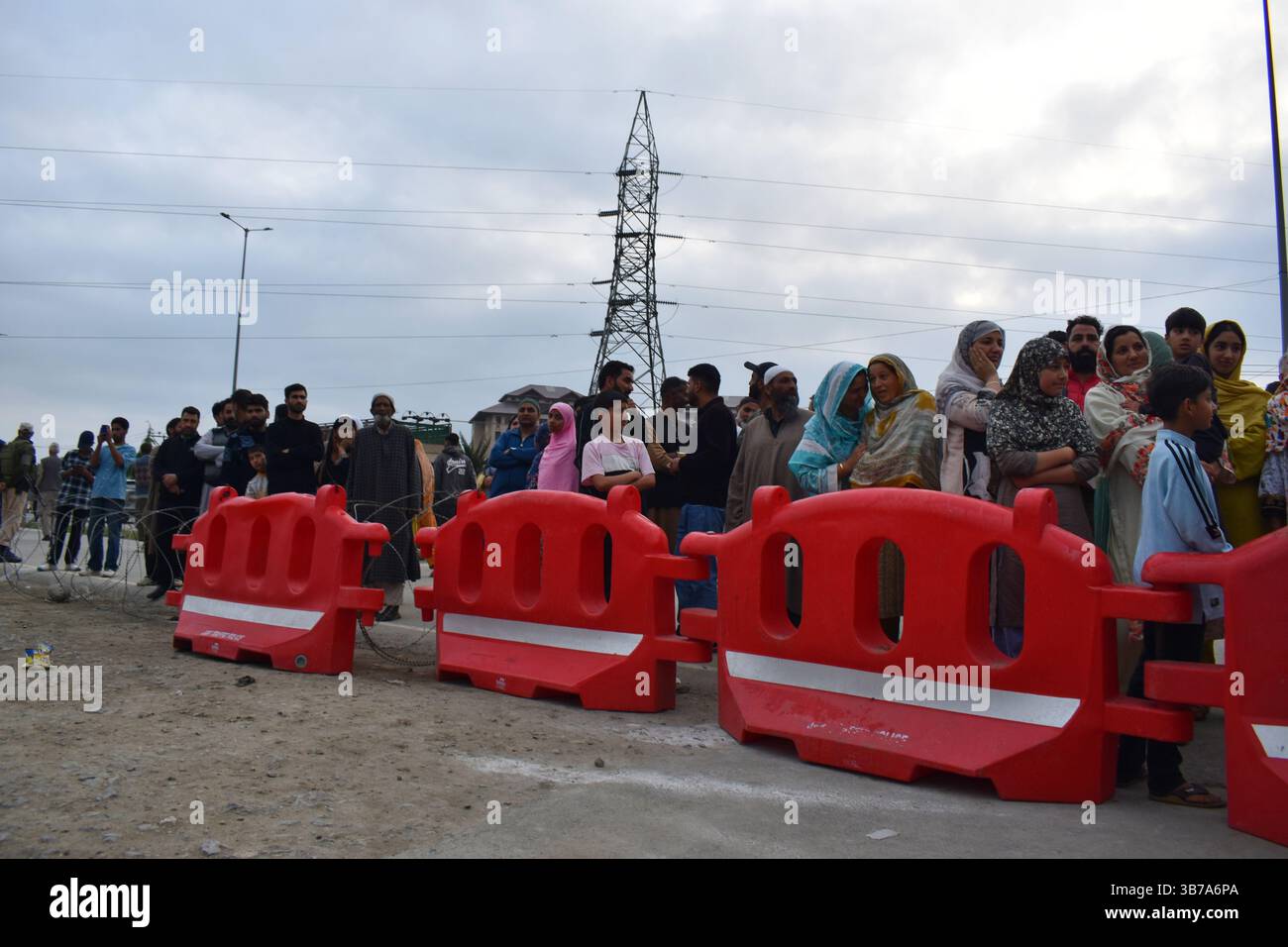 Srinagar, India. 04th May, 2025. Kashmiri pilgrims arrive at the Hajj house before their trip to ...