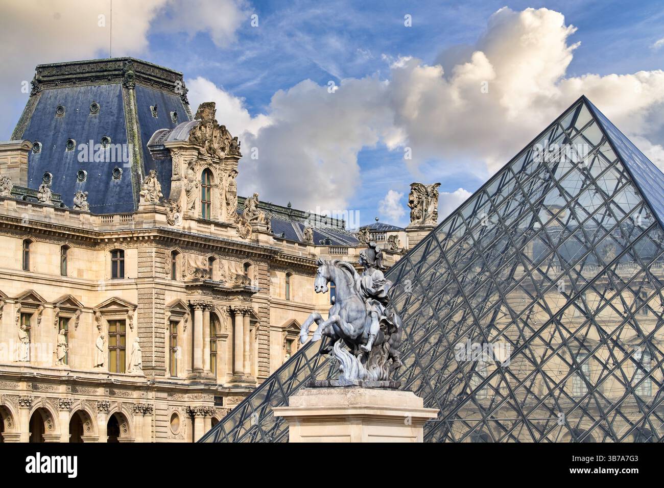 Louis XIV Statue, Pyramide du Louvre, Louvre Museum, Paris, France ...