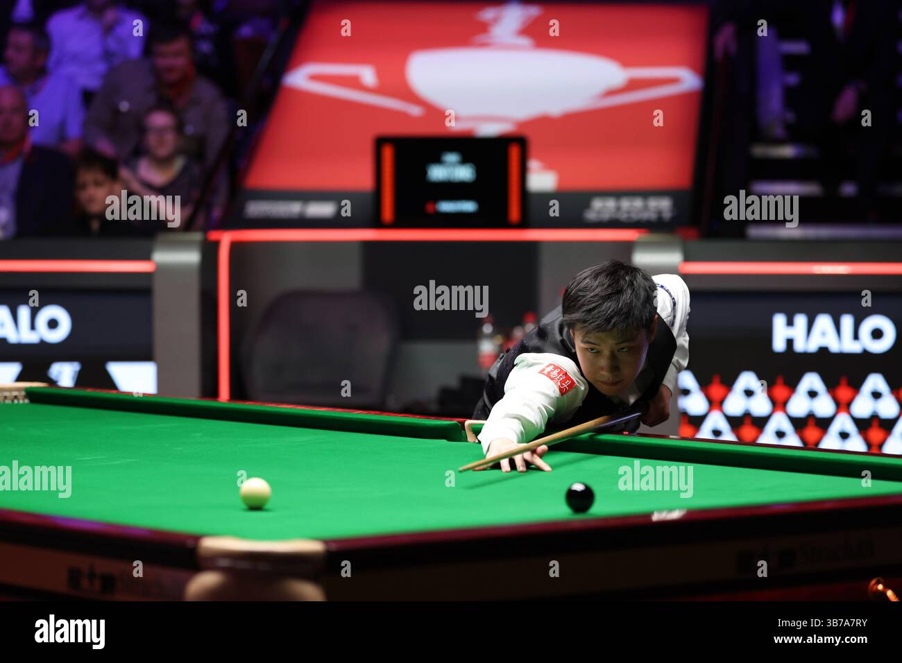 (250506) -- SHEFFIELD, May 6, 2025 (Xinhua) -- Zhao Xintong competes ...