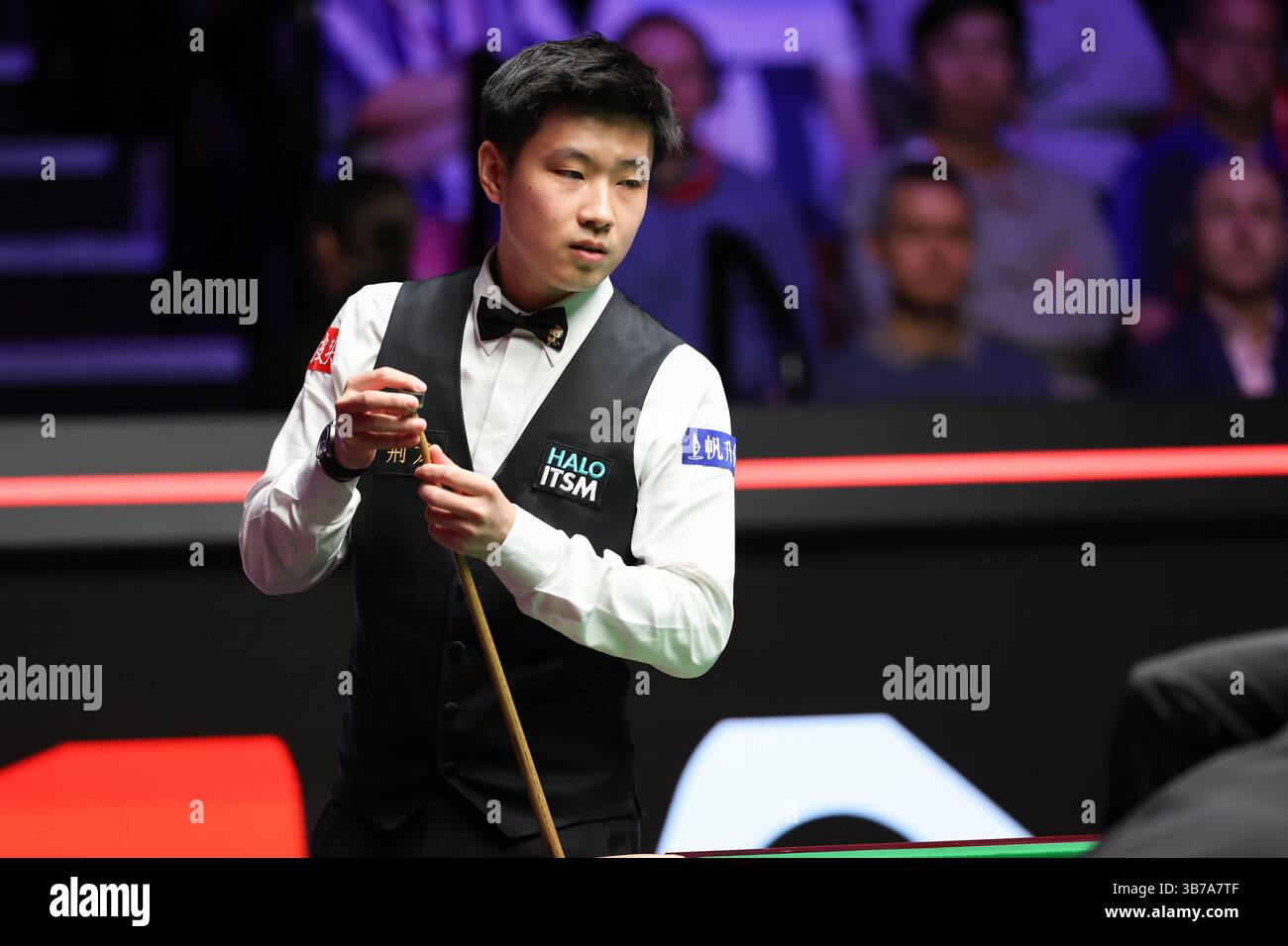 (250506) -- SHEFFIELD, May 6, 2025 (Xinhua) -- Zhao Xintong reacts ...