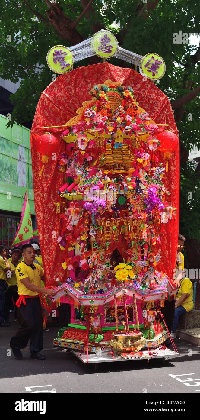 Parade street festival 2025 hi-res stock photography and images - Alamy