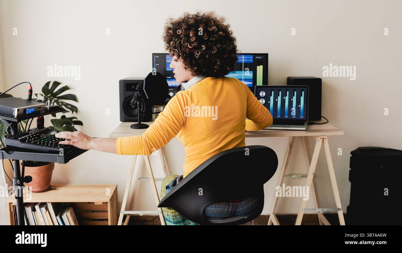 Ai music production software hi-res stock photography and images - Alamy