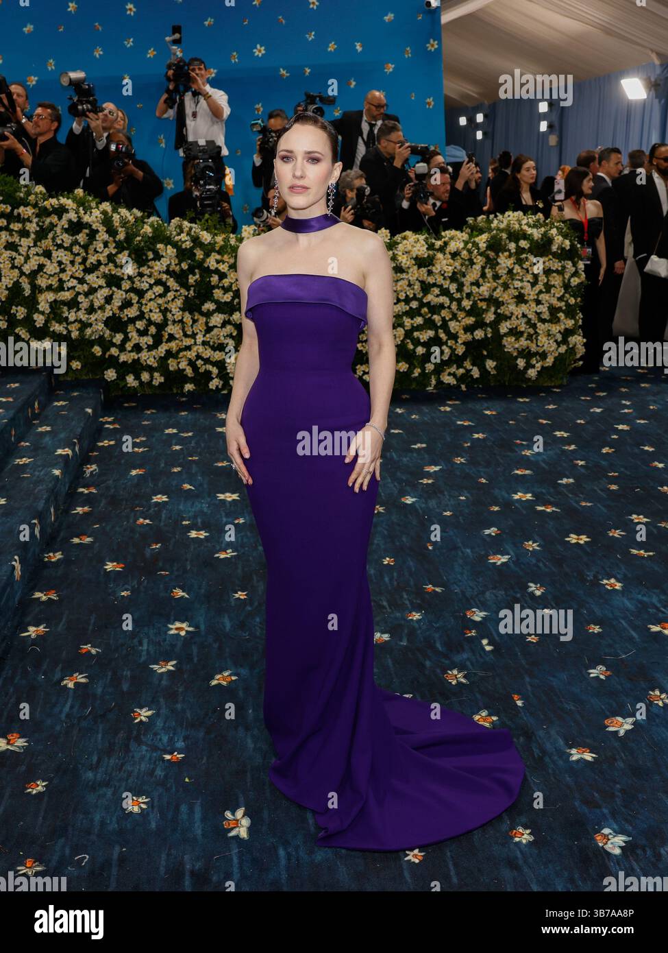 Rachel Brosnahan arrives on the red carpet at the 2025 Met Gala ...