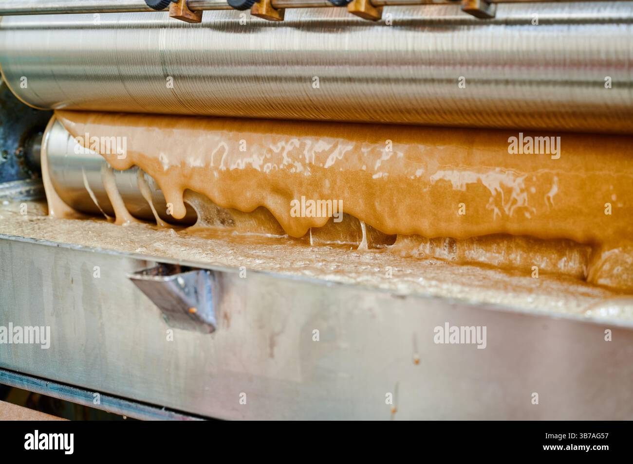 Efficient glue-spreading machine applies hot adhesive in a precision ...