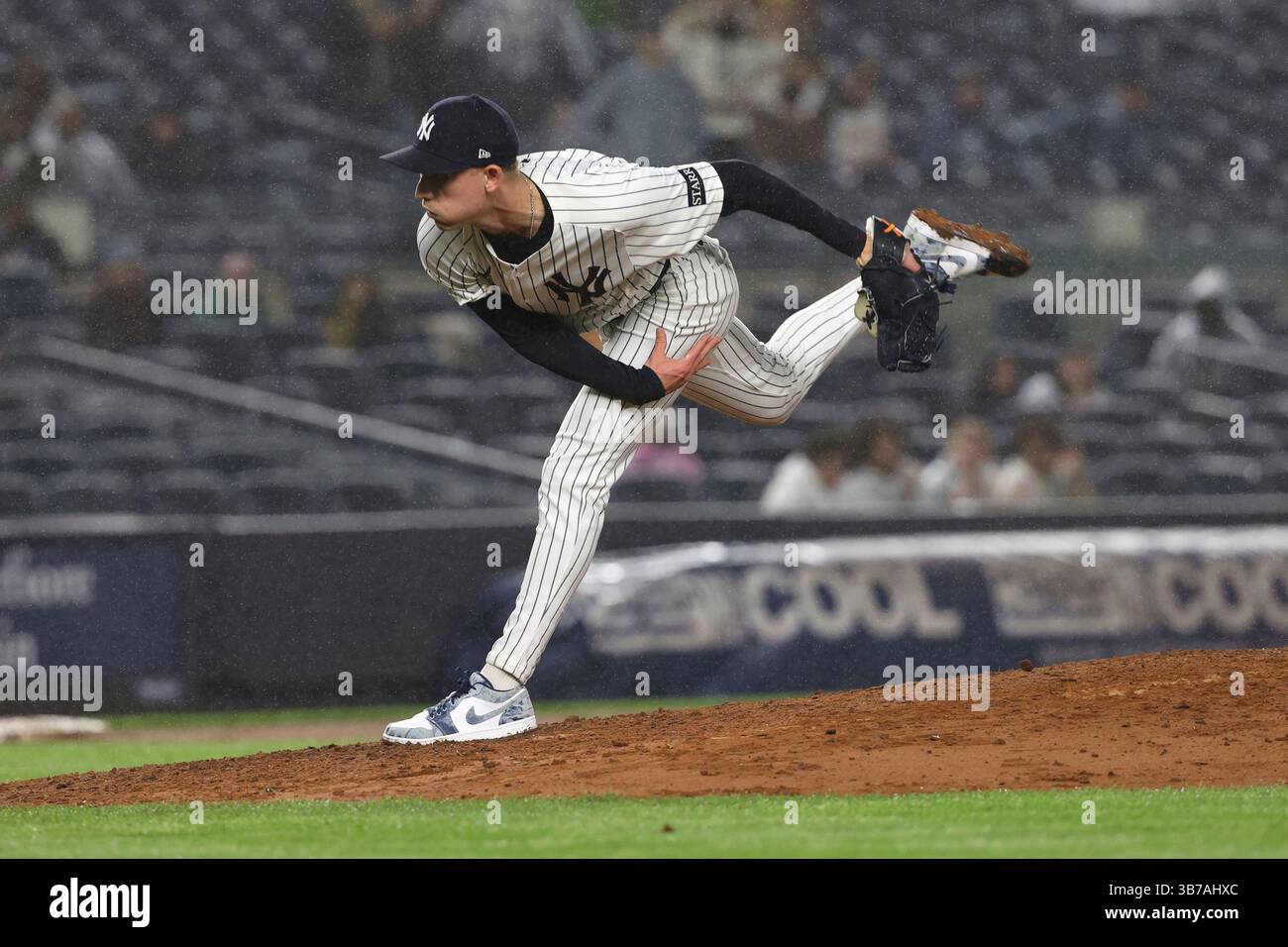 New York Yankees' Luke Weaver pitches during the eighth inning of a ...