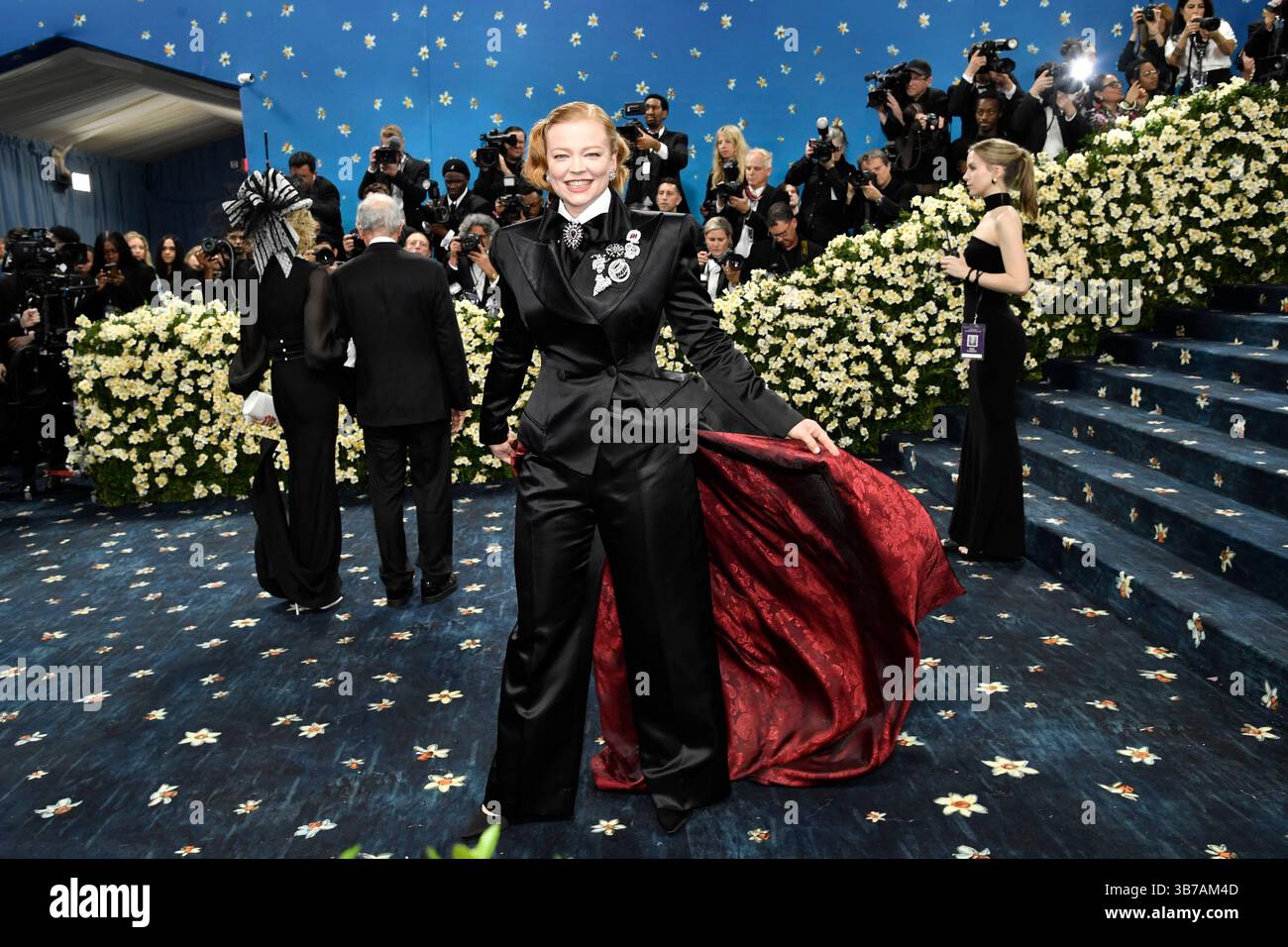 Sarah Snook attends The Metropolitan Museum of Art's Costume Institute ...