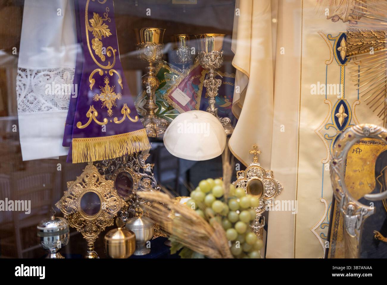Three popes hi-res stock photography and images - Alamy