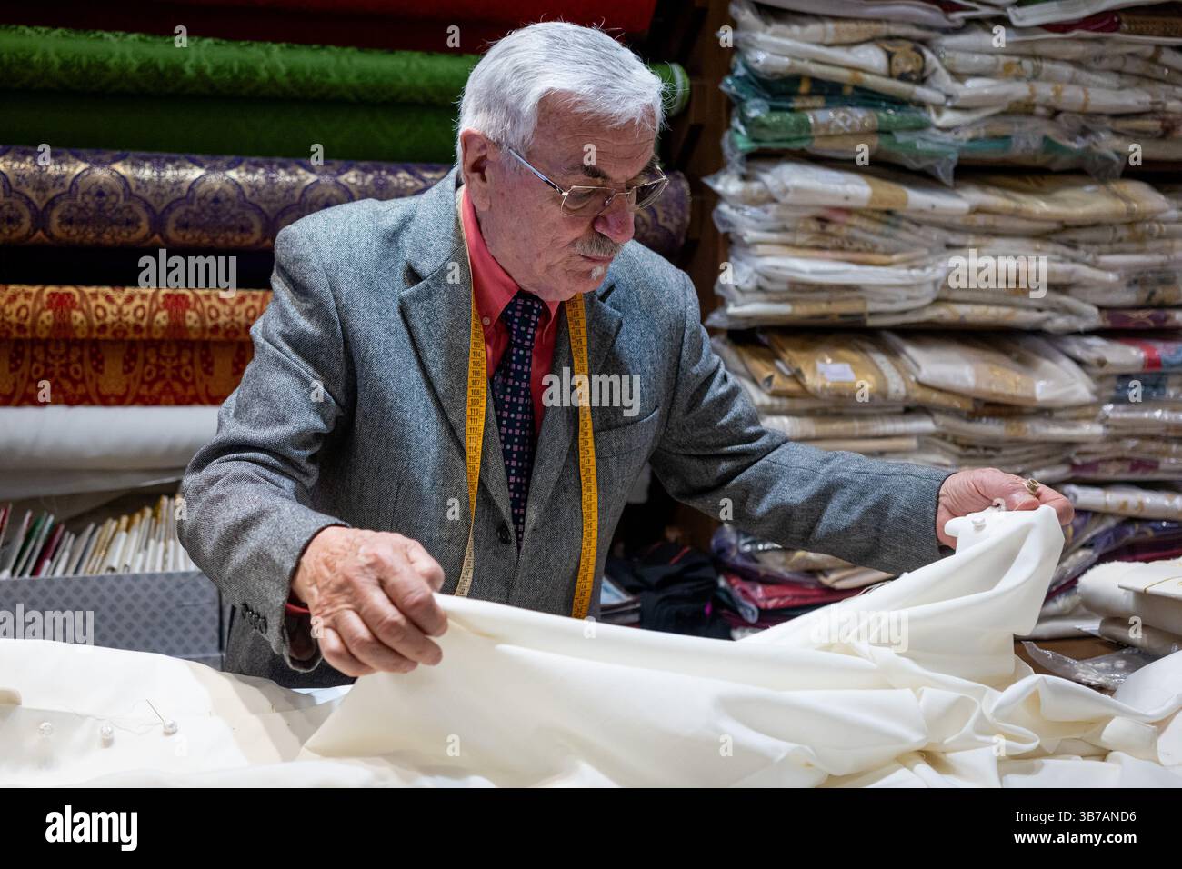 Rome, Italy. 05th May, 2025. Italian tailor Raniero Mancinelli works on ...