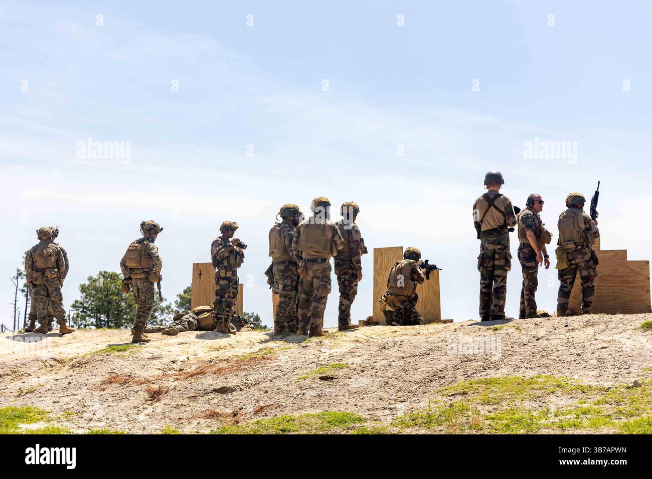 U.S. Marines with Golf Company, 2nd Battalion, 2nd Marine Regiment ...