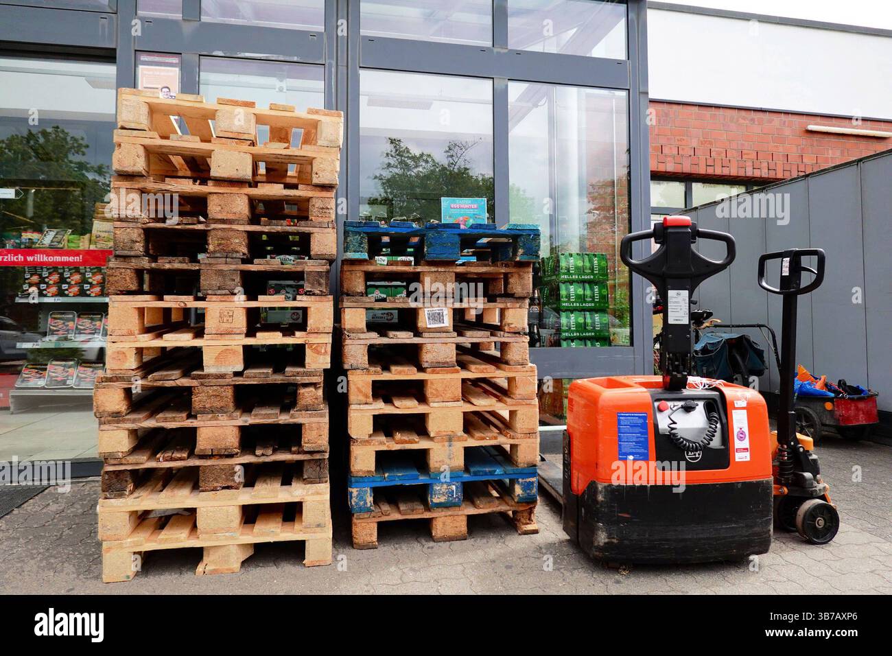 Gebrauchte Europaletten werden im Schnitt mit 20 Euro gehandelt - hier ...