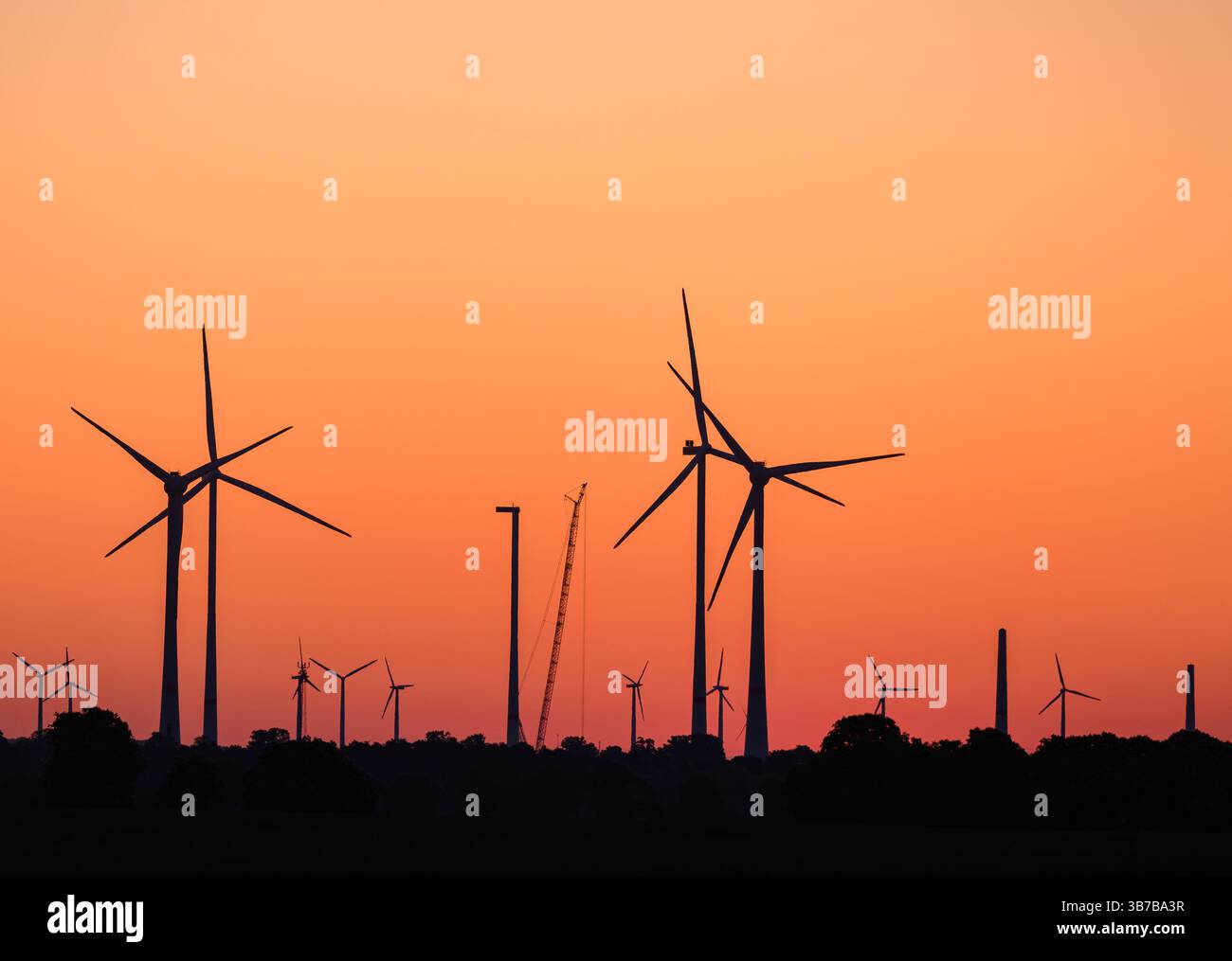 Lebus, Germany. 06th May, 2025. The morning sky lights up just before ...