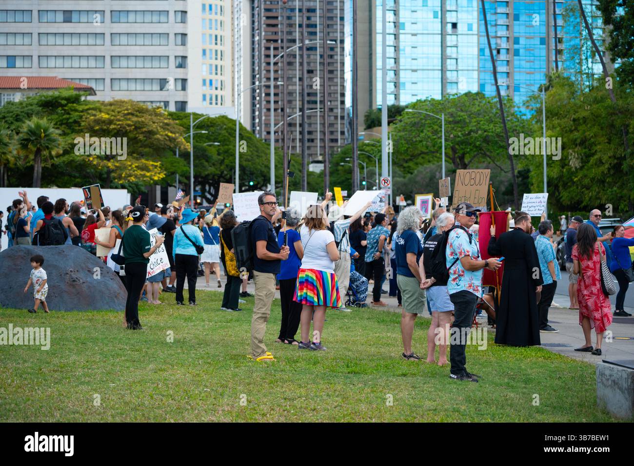 Crowd Descends on Hawaii State Capitol in Protest Against President ...