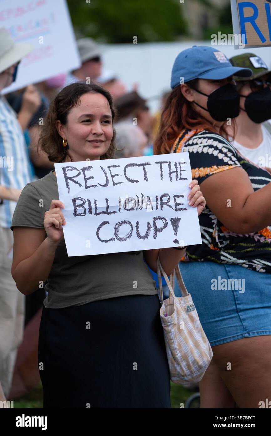 Crowd Descends on Hawaii State Capitol in Protest Against President ...