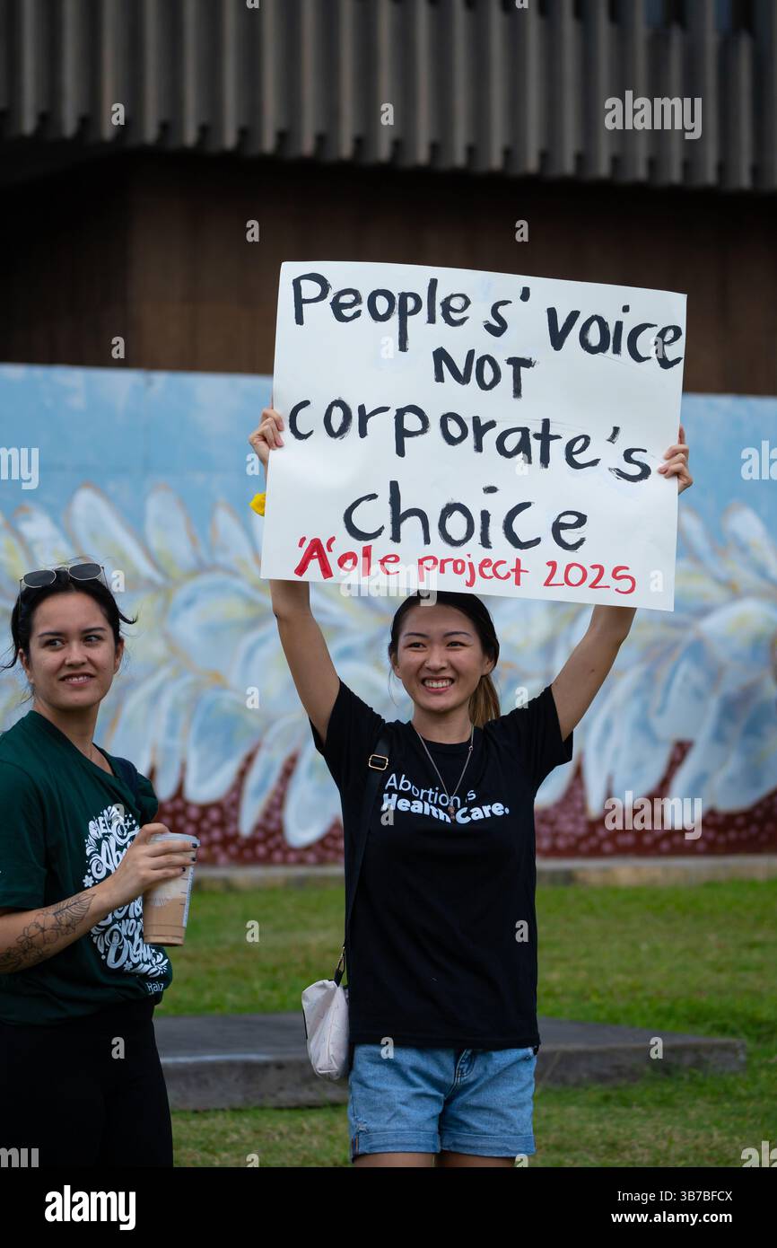 Crowd Descends on Hawaii State Capitol in Protest Against President ...
