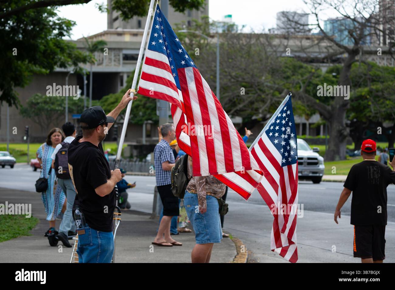 Crowd Descends on Hawaii State Capitol in Support of President Trump ...