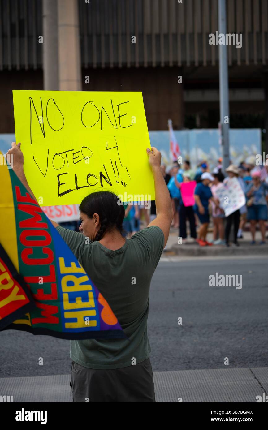 Crowd Descends on Hawaii State Capitol in Protest Against President ...
