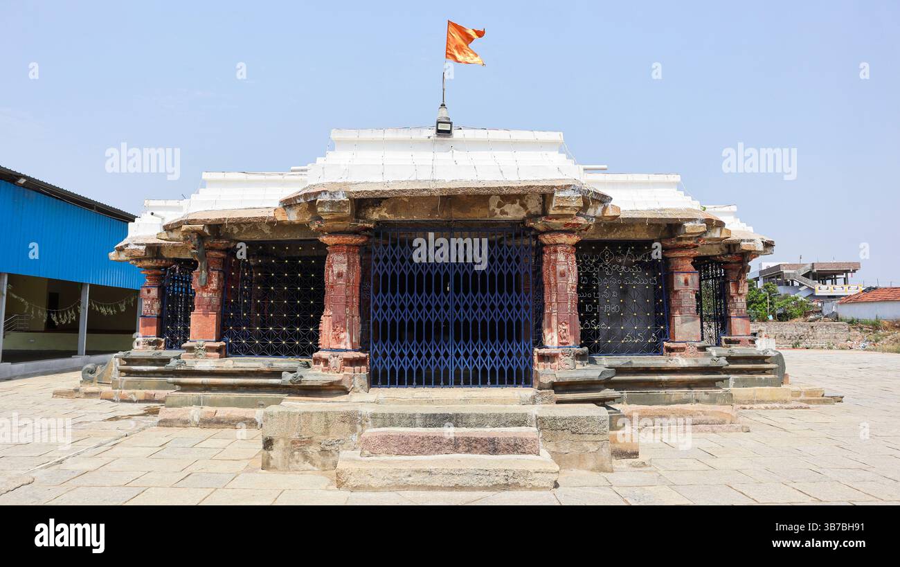 Front view of the Chalukya-era Sri Ramalingeshwara Swamy Devasthanam ...