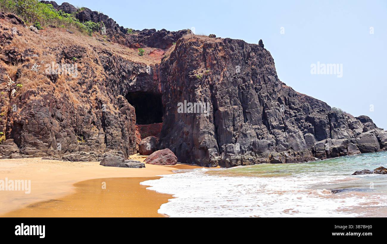 View of the rock cliff near Devghali Kaseli Beach, Ratnagiri ...