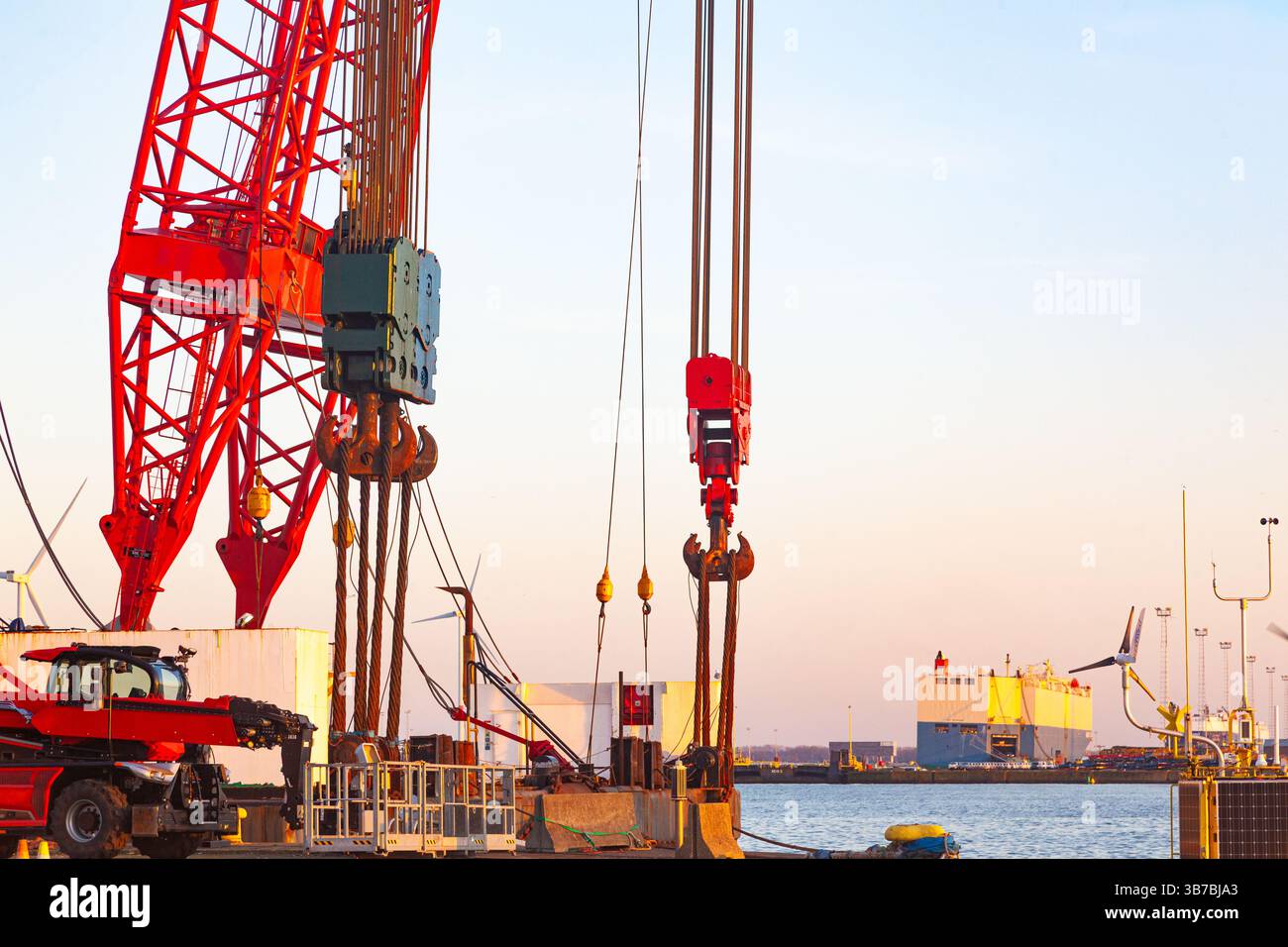 A huge floating crane in the seaport Stock Photo - Alamy