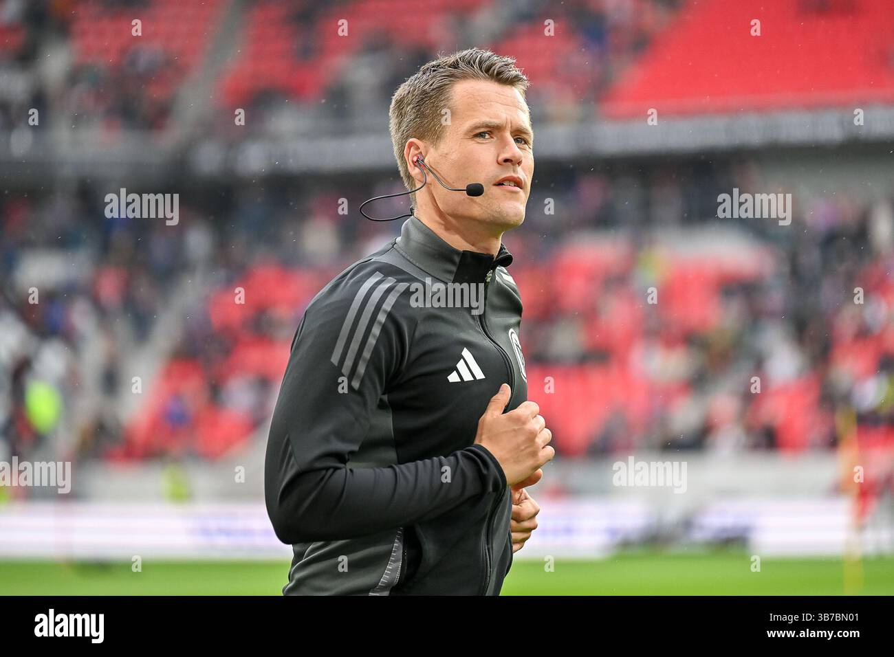 Freiburg, Deutschland. 04th May, 2025. Jan Seidel (Schiedsrichter ...