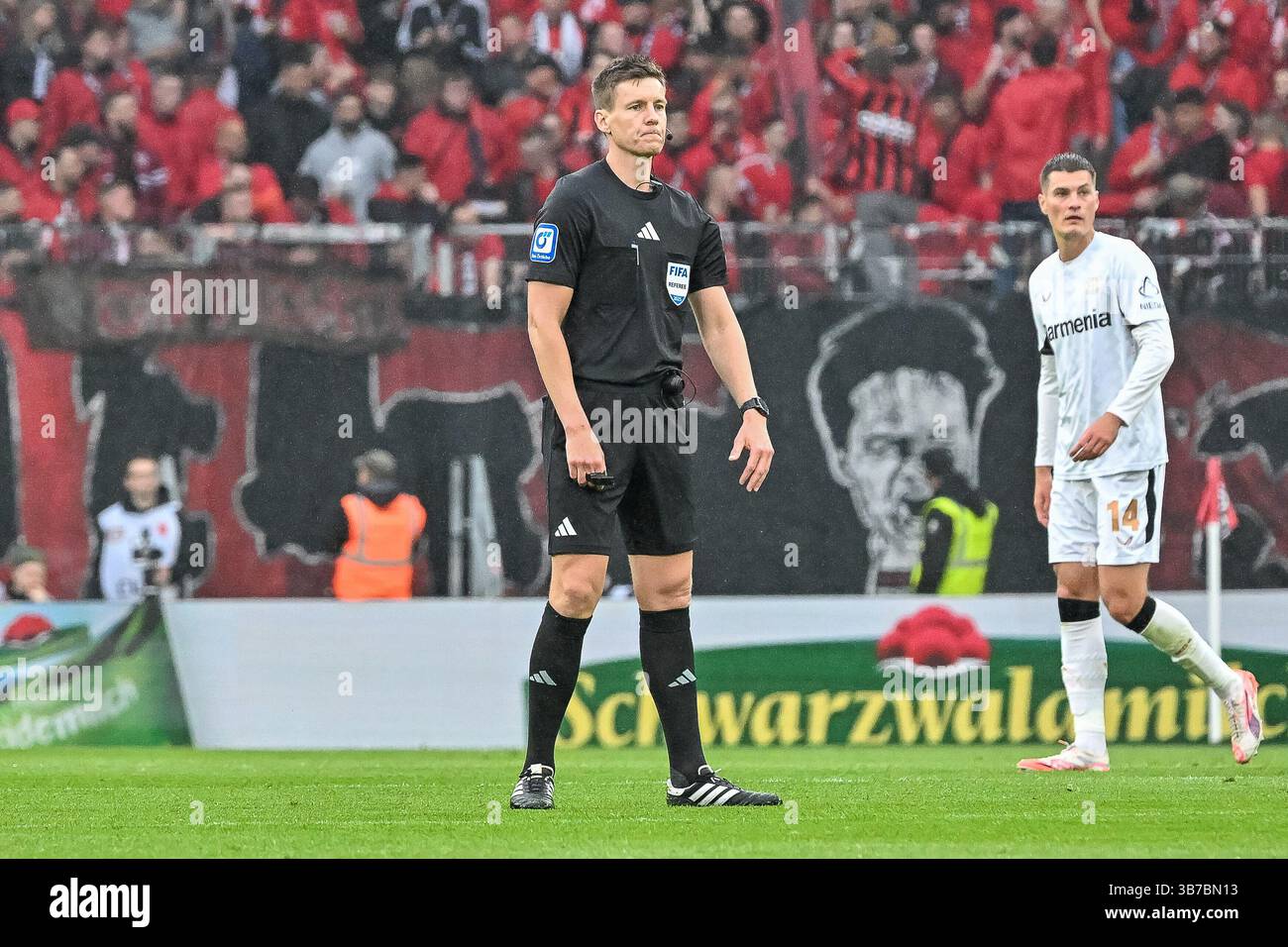 Freiburg, Deutschland. 04th May, 2025. Daniel Siebert (Schiedsrichter) mit Mimik GER, SC ...