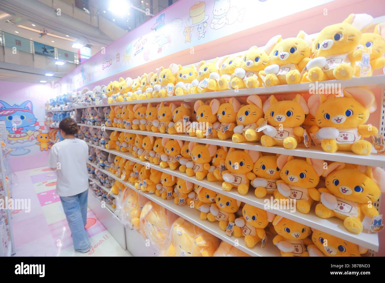 Customers purchase cartoon Goods products featuring the MINISO ...