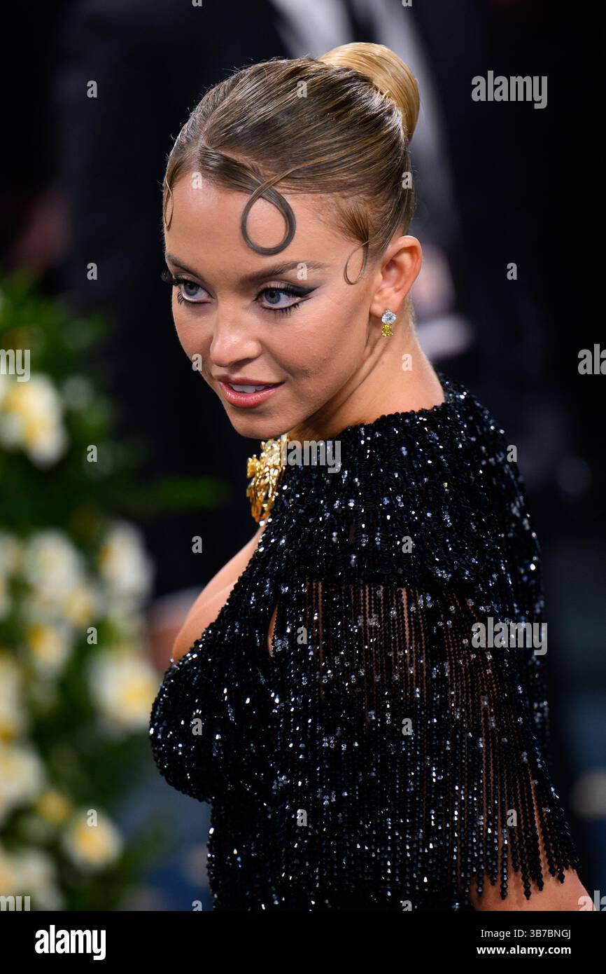 Sydney Sweeney attending the Metropolitan Museum of Art Costume ...