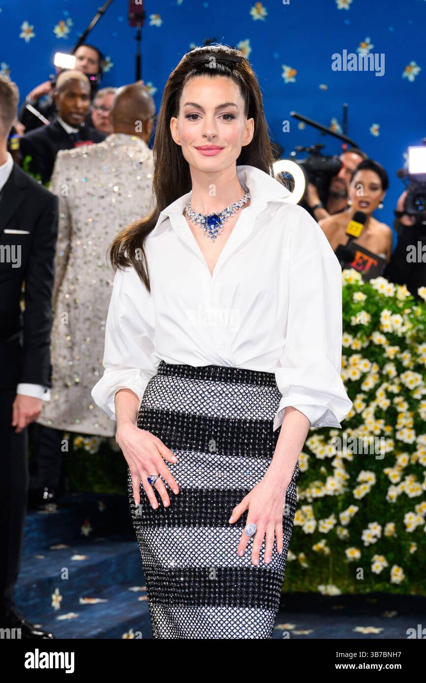 Anne Hathaway attending the Metropolitan Museum of Art Costume ...
