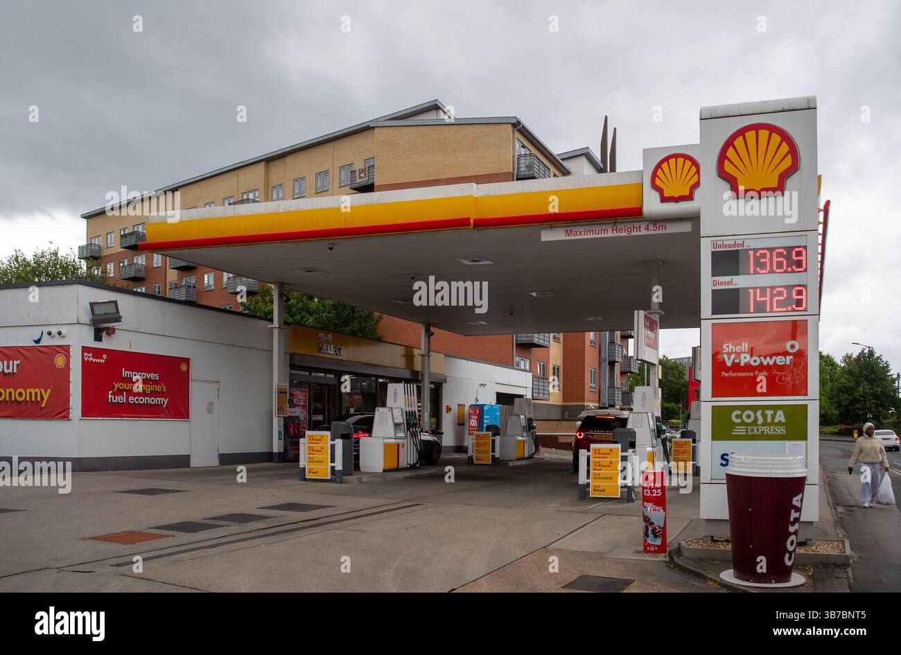 Slough, Berkshire, UK. 5th May, 2025. A Shell petrol station in Slough ...