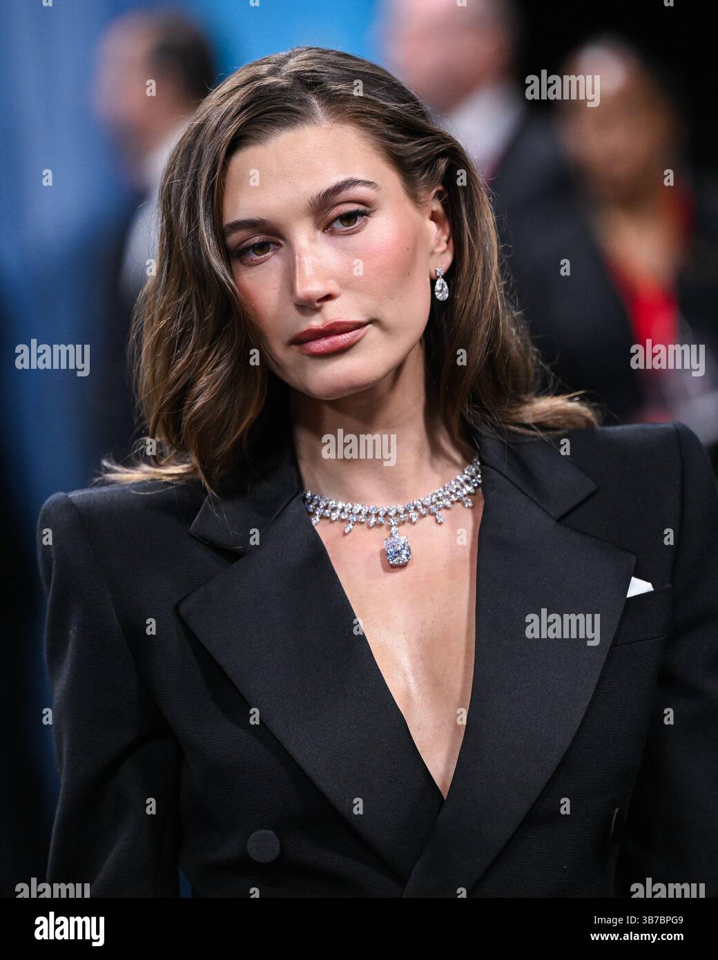 New York, USA. 05th May, 2025. Hailey Bieber walking on the red carpet ...