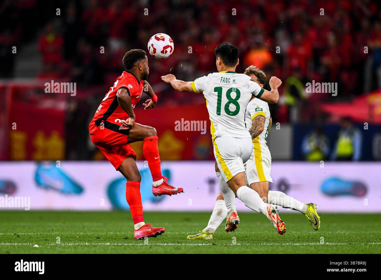 Beijing Guoan Football Club defeated Shanghai Port Football Club with 2 ...