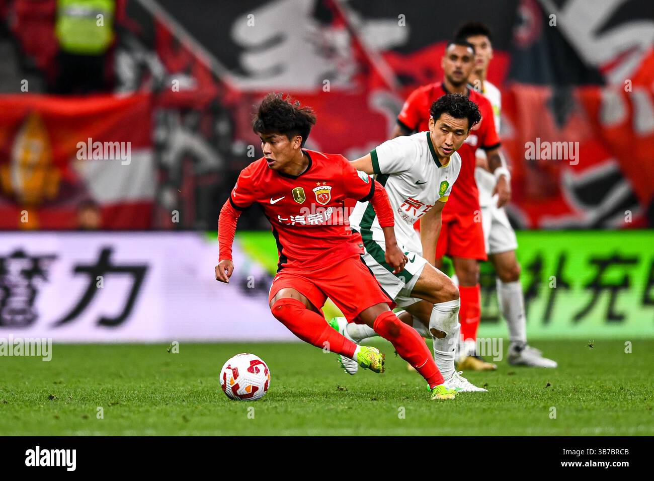 Beijing Guoan Football Club defeated Shanghai Port Football Club with 2 ...