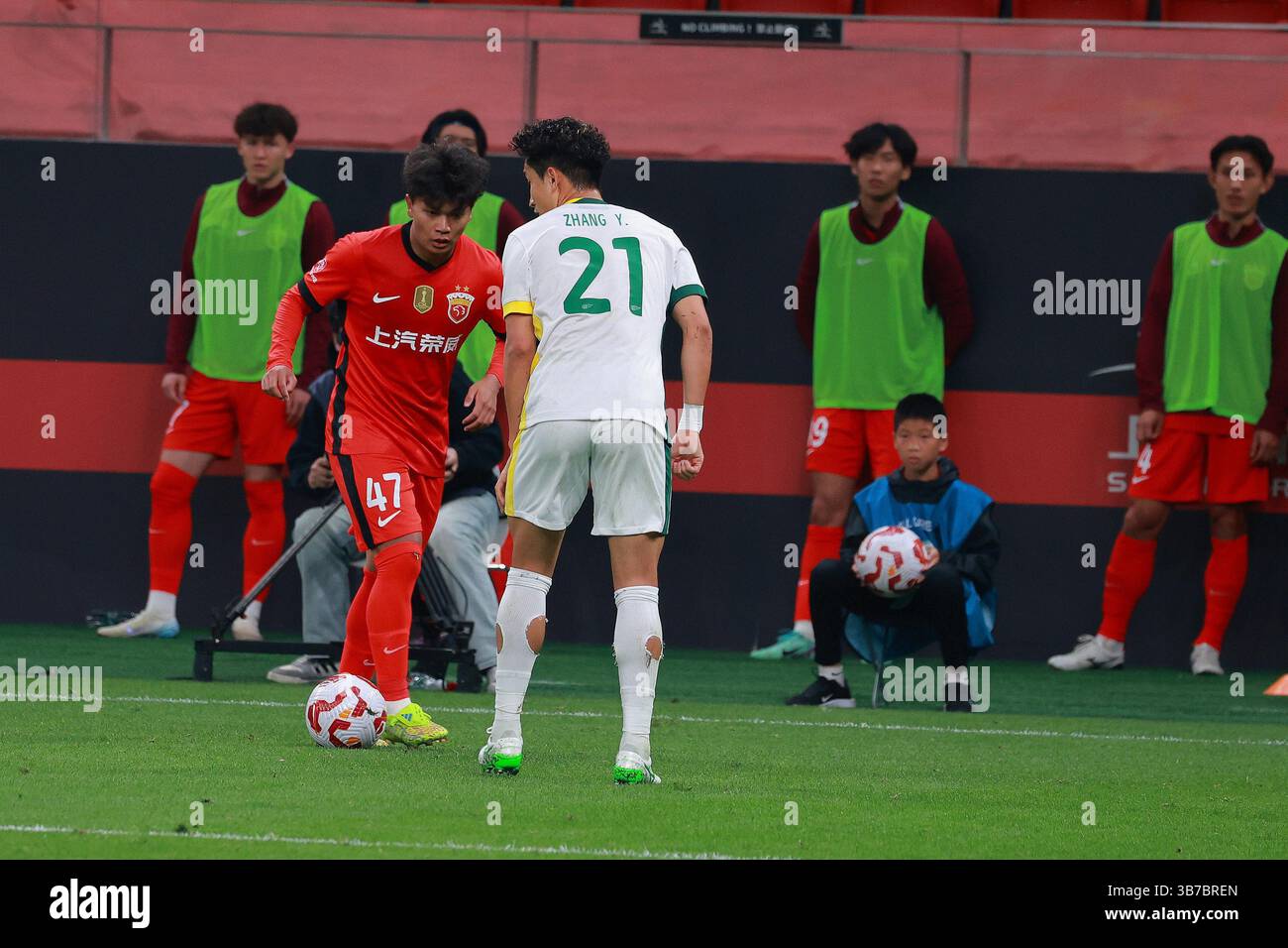 Beijing Guoan Football Club defeated Shanghai Port Football Club with 2 ...