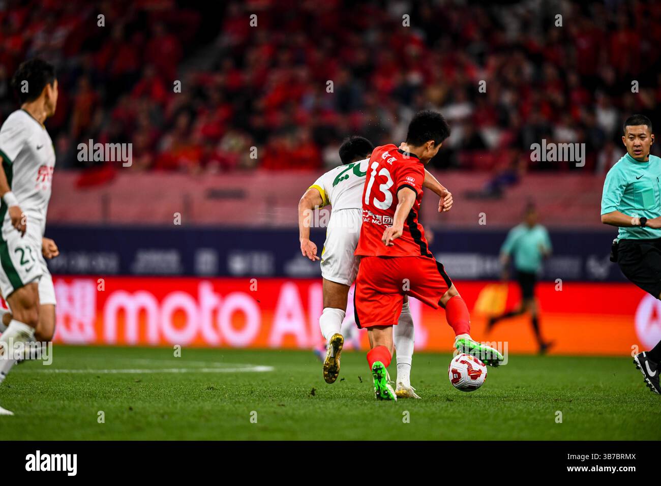 Beijing Guoan Football Club defeated Shanghai Port Football Club with 2 ...