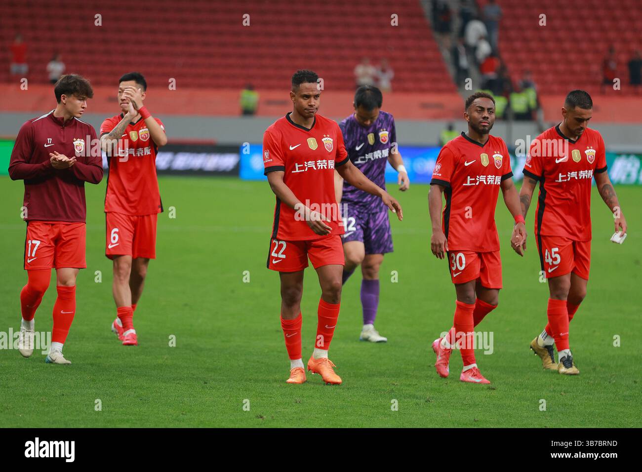 Beijing Guoan Football Club defeated Shanghai Port Football Club with 2 ...