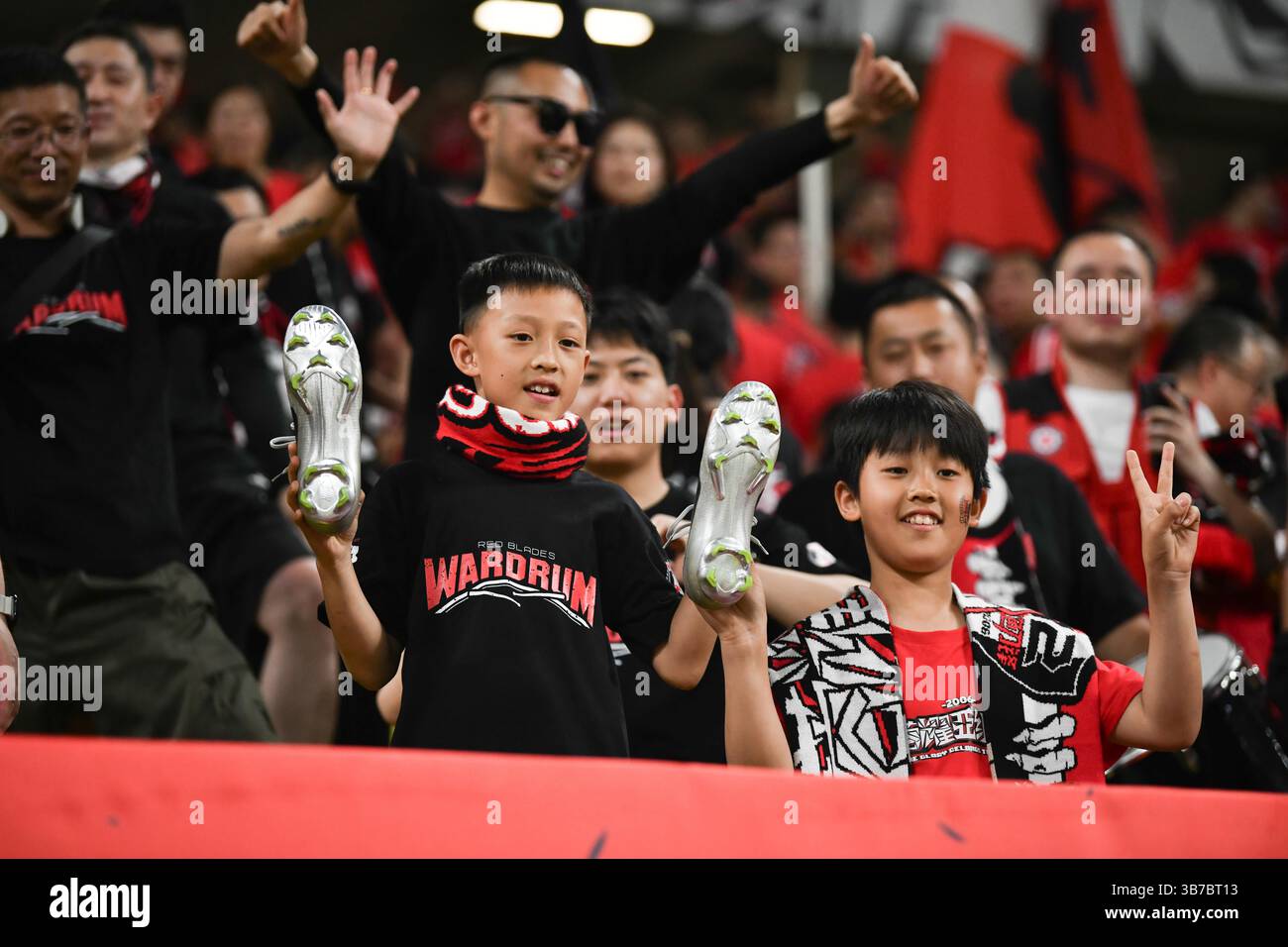 Chengdu Rongcheng Football Club defeated Shanghai Shenhua Football Club ...