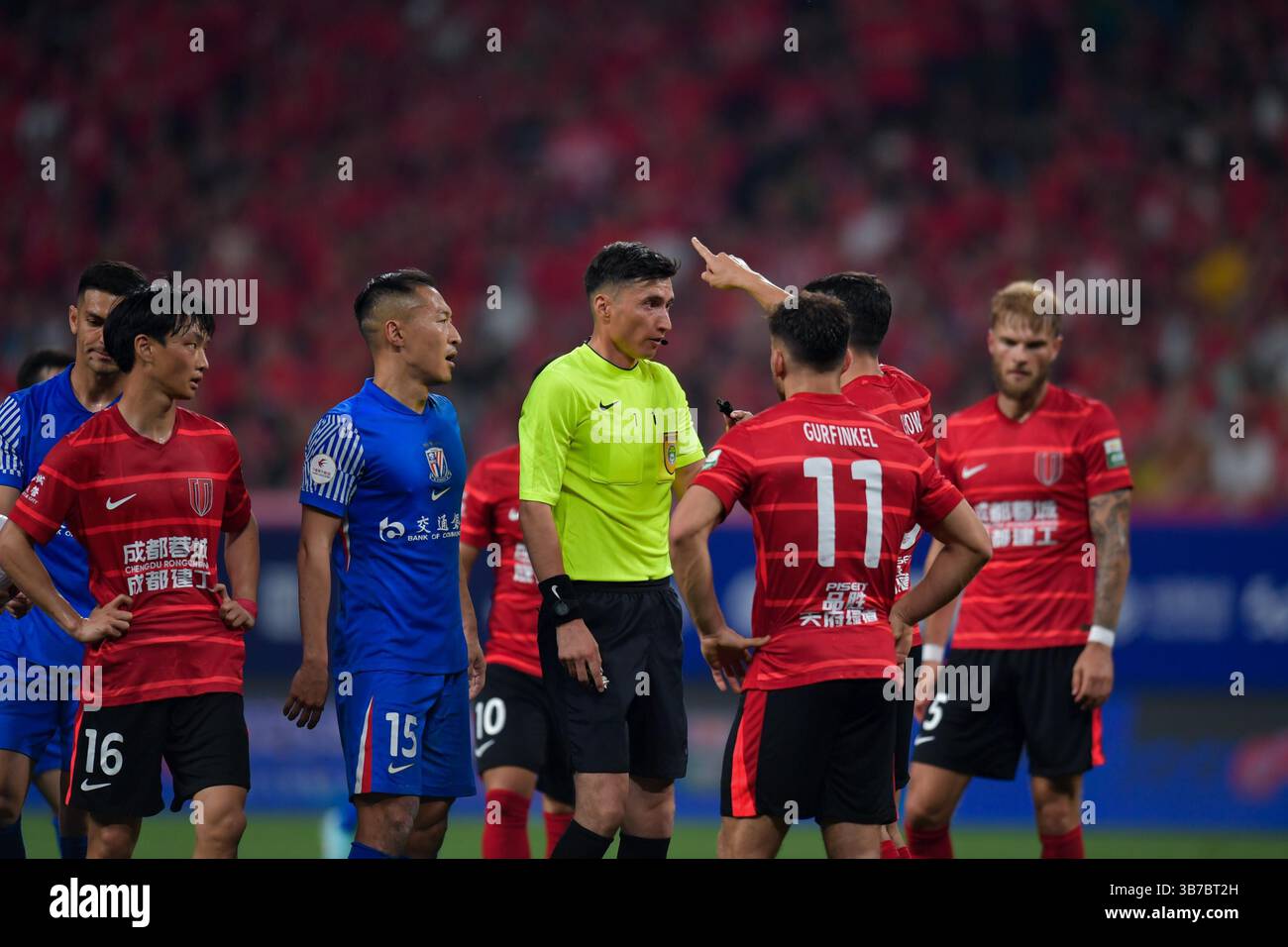 Chengdu Rongcheng Football Club defeated Shanghai Shenhua Football Club ...