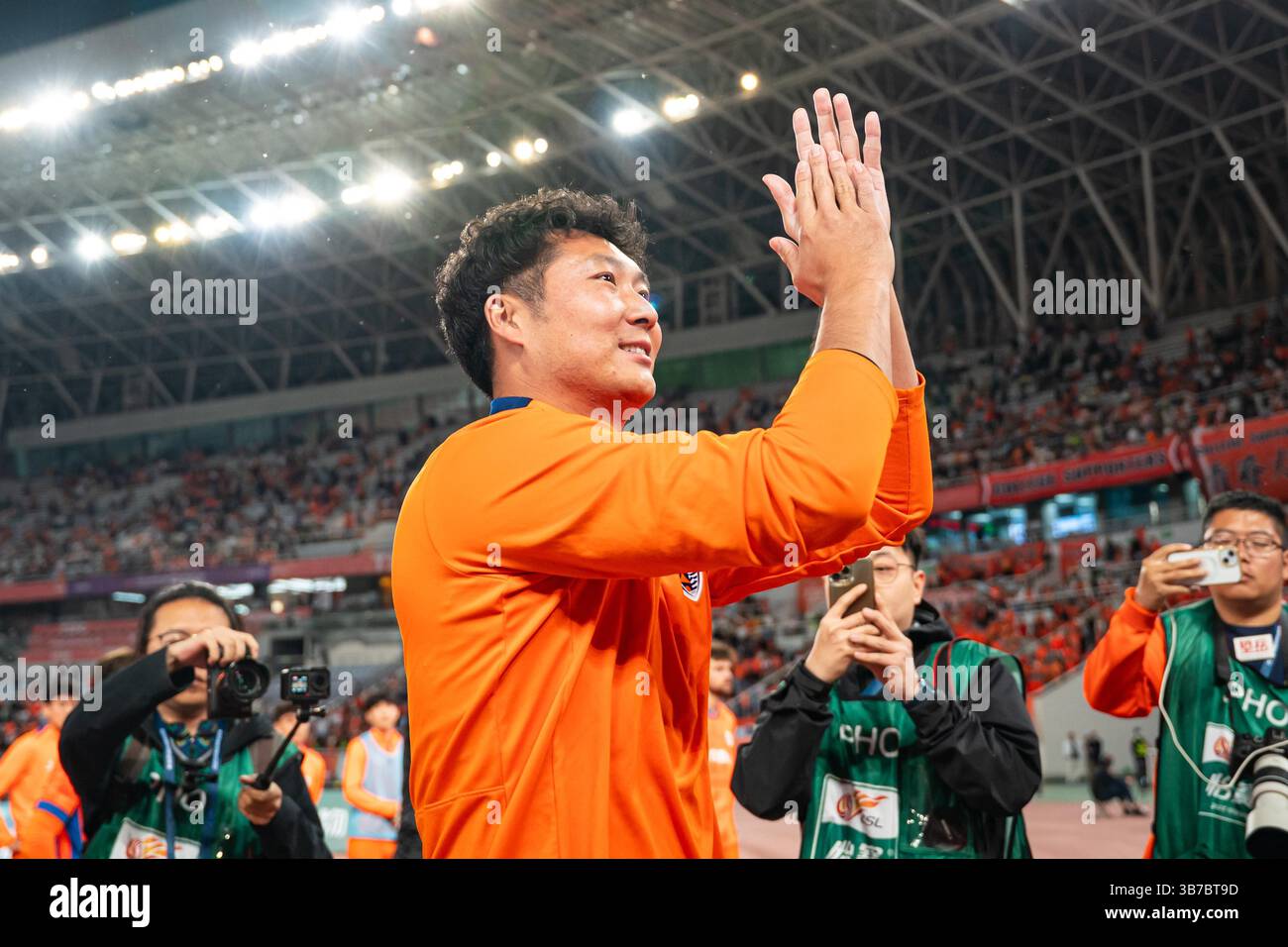 Shandong Taishan Football Club 1-1 draw Qingdao Hainiu Football Club at ...