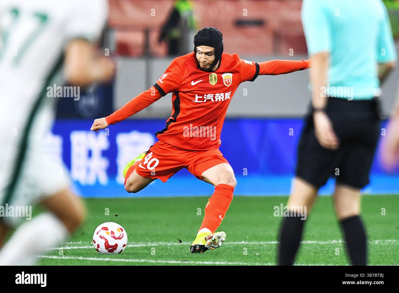 Beijing Guoan Football Club defeated Shanghai Port Football Club with 2 ...