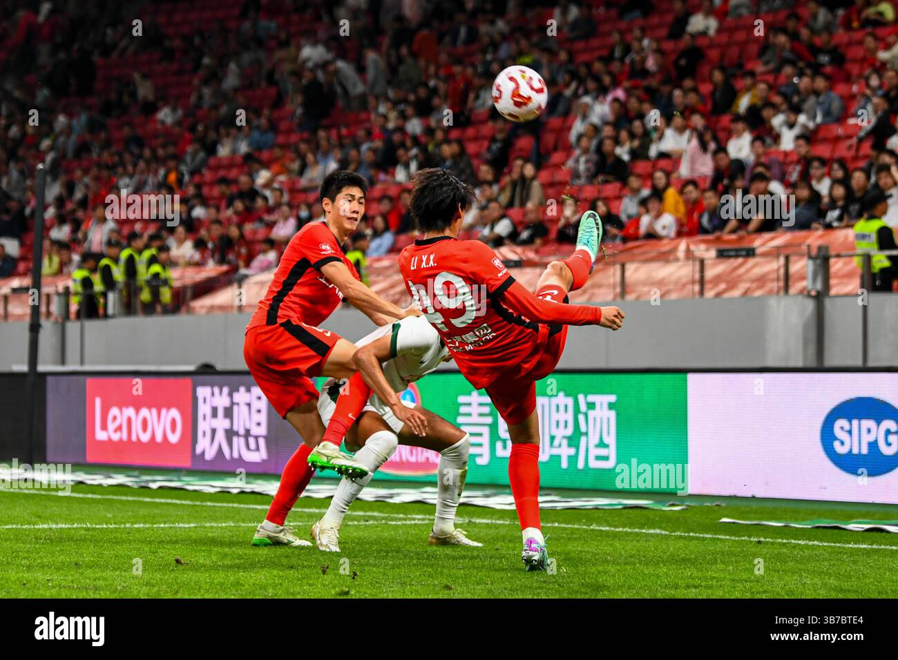 Beijing Guoan Football Club defeated Shanghai Port Football Club with 2 ...
