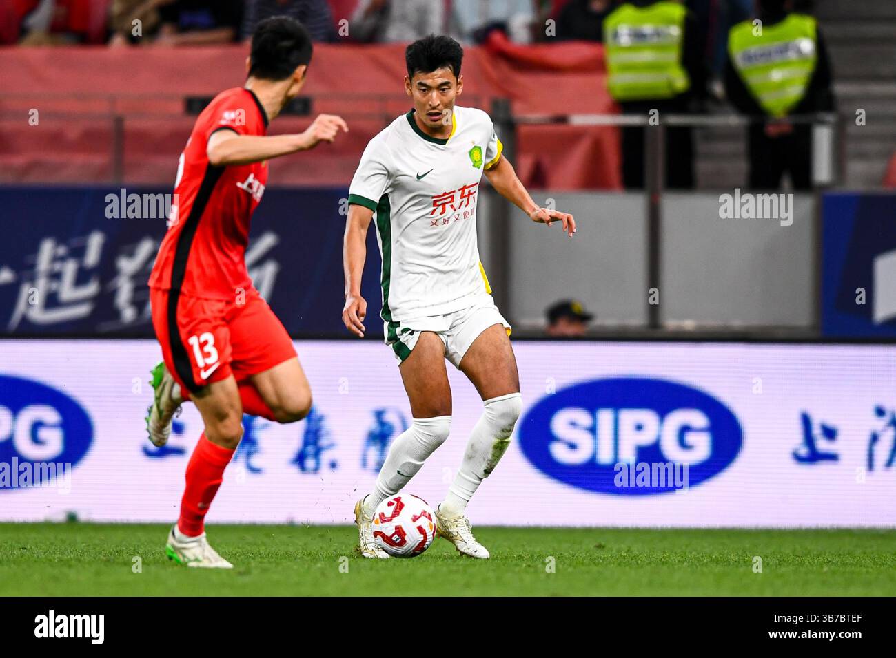 Beijing Guoan Football Club defeated Shanghai Port Football Club with 2 ...